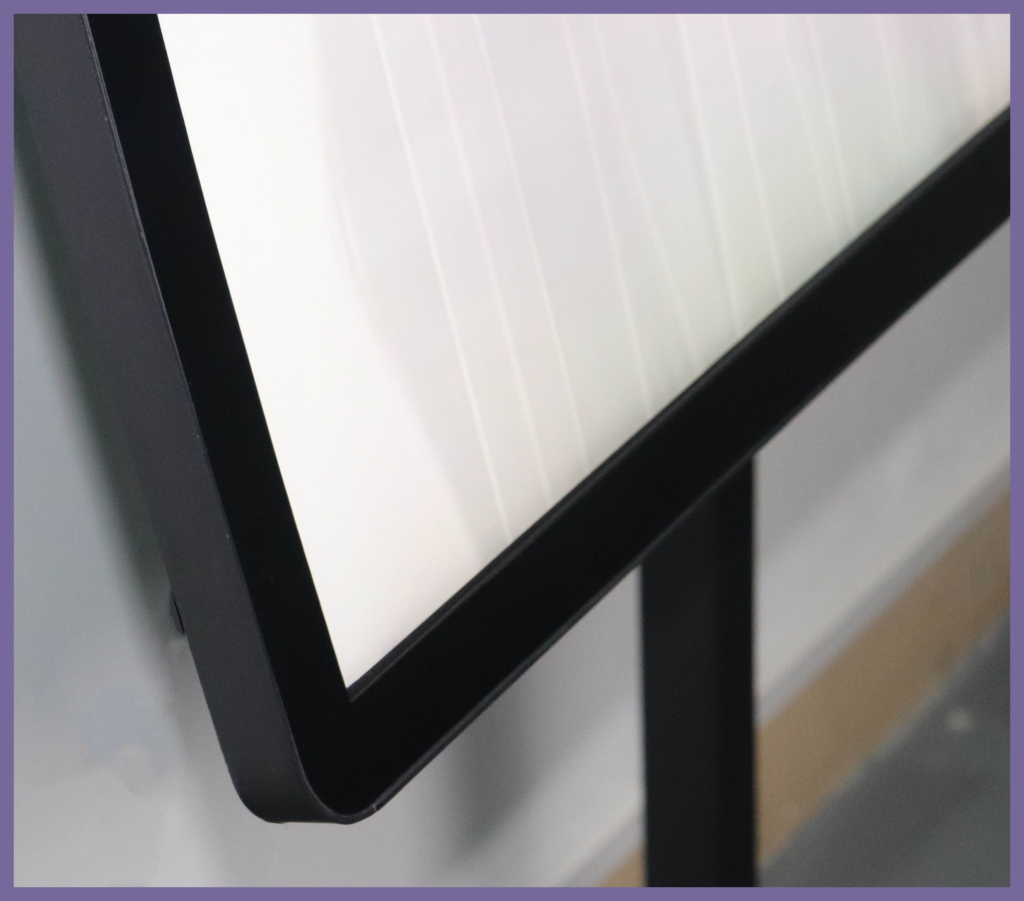 CDS Display Corner - Sleek 43 inch Curved 1500R Display