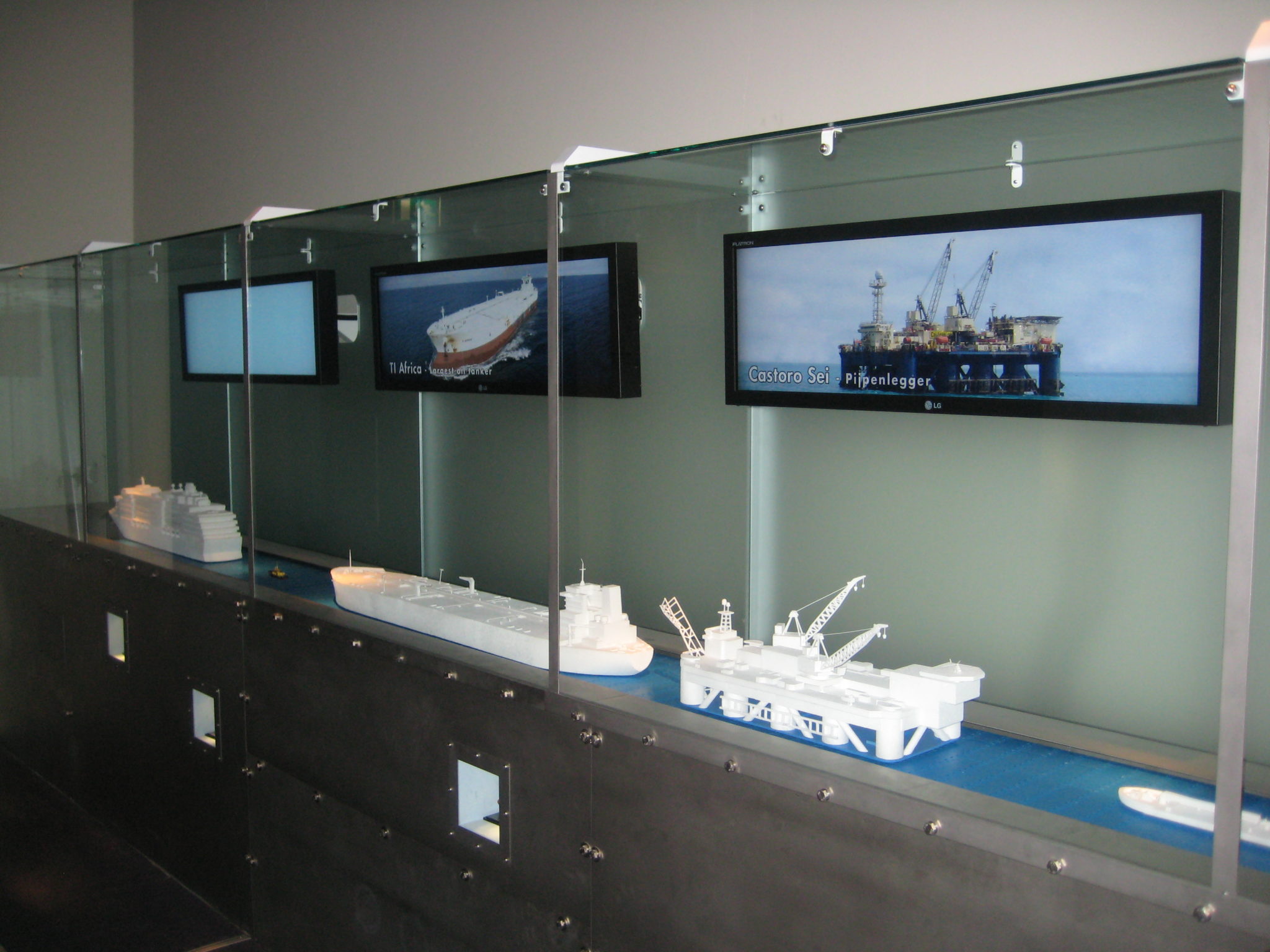 Ultra-wide Stretched Displays